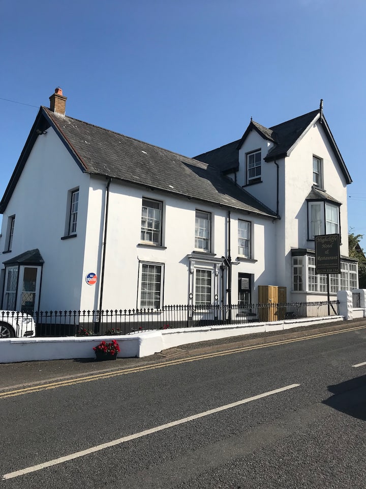 Room 4 At The Highcliffe - Llangrannog