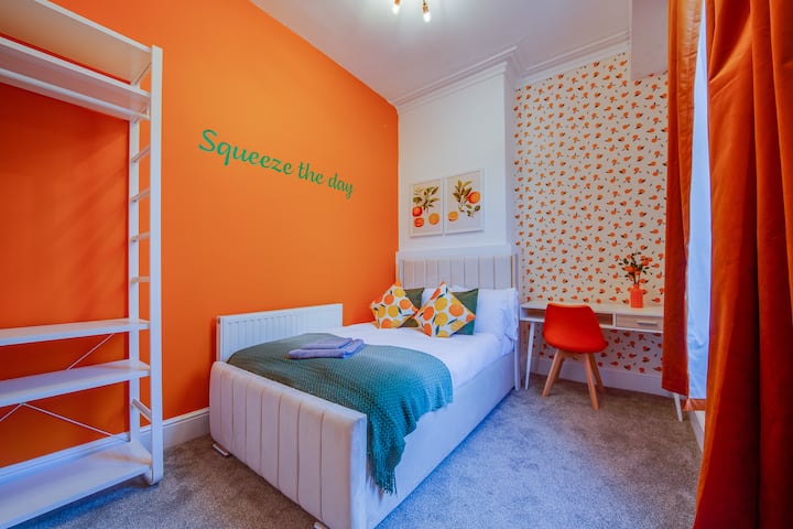 Fruit Themed 6br Home 10 Beds 5min To City - Castleton