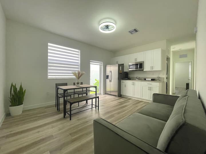 Goldfinch Guest House - Zoo Miami, Miami