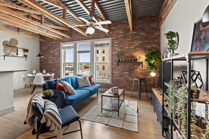 Intimate 2bd With Unique Style In The Heart Of Fw - Ryan Place - Fort Worth