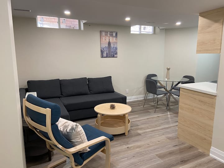 Modernized, Sleek & Cozy Suite, Streestville - Mississauga