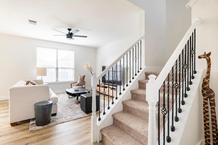 Minimalist Home For Cota Event Lovers - Austin, TX