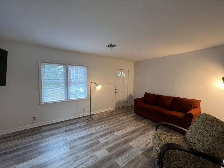 Walking Distance To Uva And Downtown- 2 Bedroom - Charlottesville, VA
