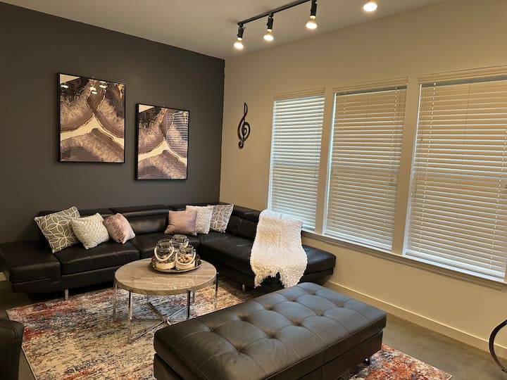 Luxury Loft-beale Street-romantic Getaway-elvis - Memphis in May