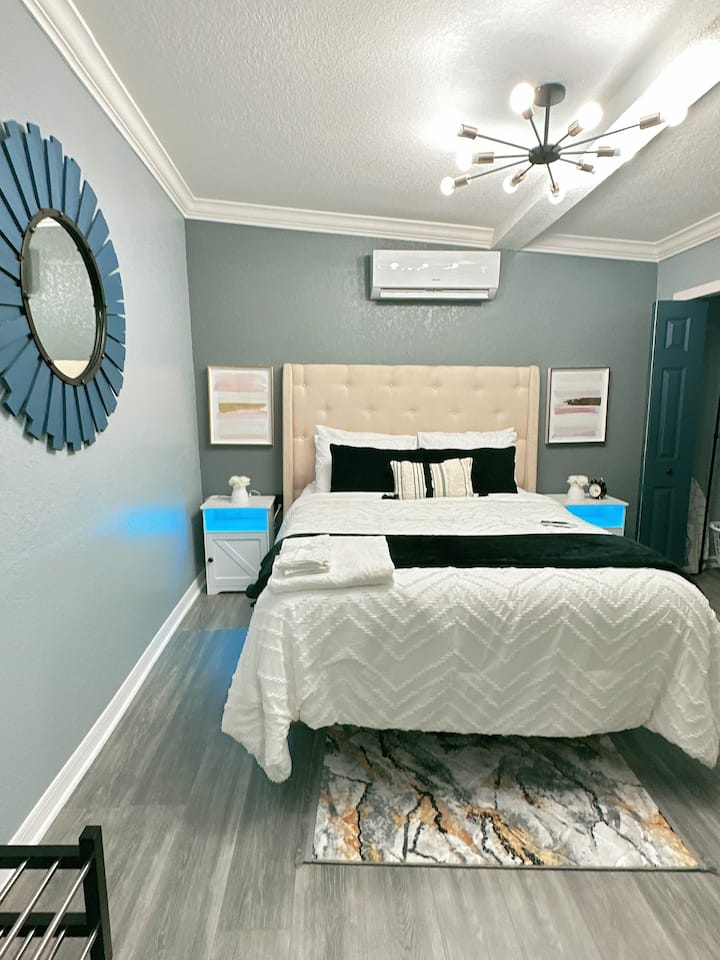 Hidden Luxury Gem W/ Private Porch - Orlando, FL