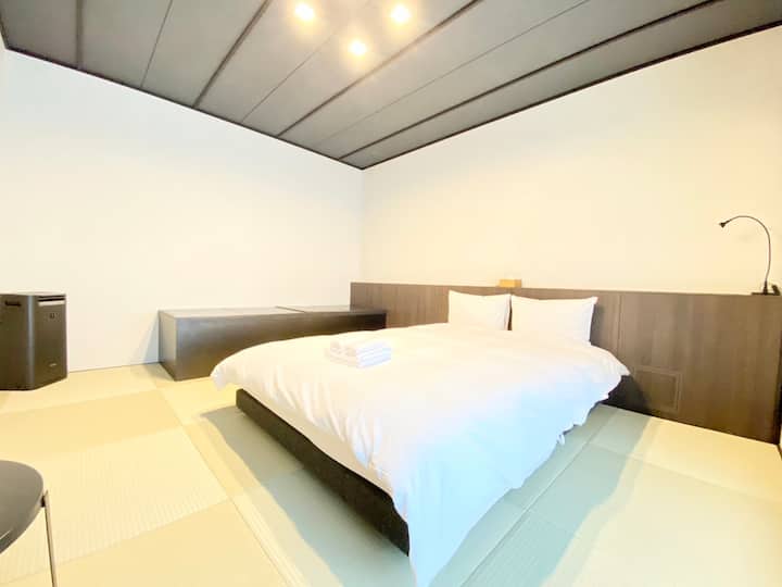 A4514/kuromon Market 1 Min/dotonbori 8 Min/402 - Osaka, Japan