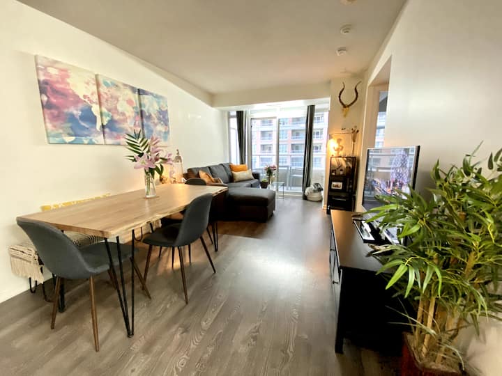 700 Sqr Ft Large 1 Bedroom + Den Downtown Condo - Toronto
