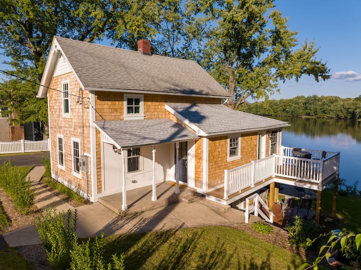 Connecticut Waterfront Cottage - Cromwell, CT