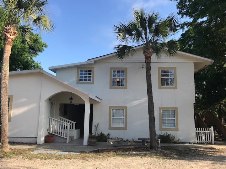 Studio Apartment / One Queen Bed - Steinhatchee, FL
