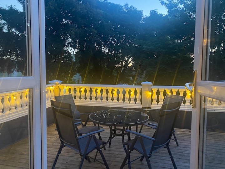 Seaside Retreat *With Private Outdoor Sun Deck* - 페인톤