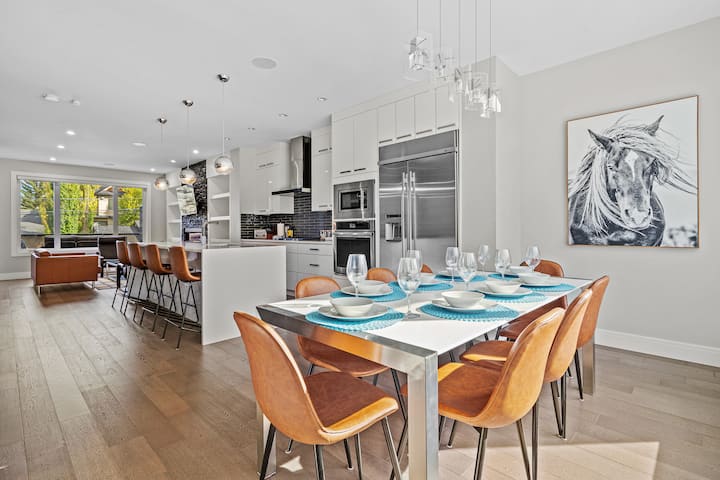 Downtown Luxury With Amazing Kitchen & Jetted Tub! - Calgary