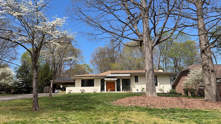 Lovely Mid-century Home – 10 Minutes From Uptown - Charlotte, NC
