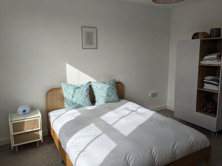 Relaxed Family Two Bed House! 2 Adults + 2 Kids - Bedford