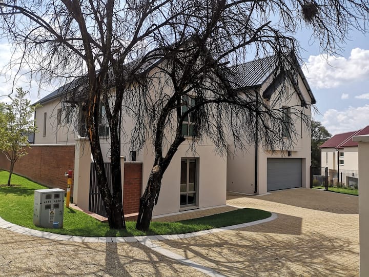 Waterfall Estate Family Villa - Sandton