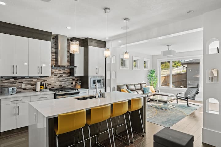 Modern 4br Duplex Near Downtown 4th Street & Train - Calgary