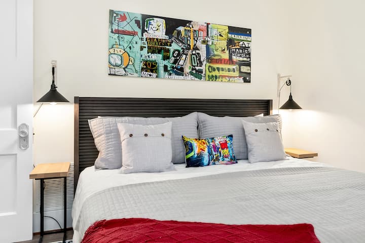 Dedicated Workspace W/24" Monitor, Lux King Bed - Columbus, OH