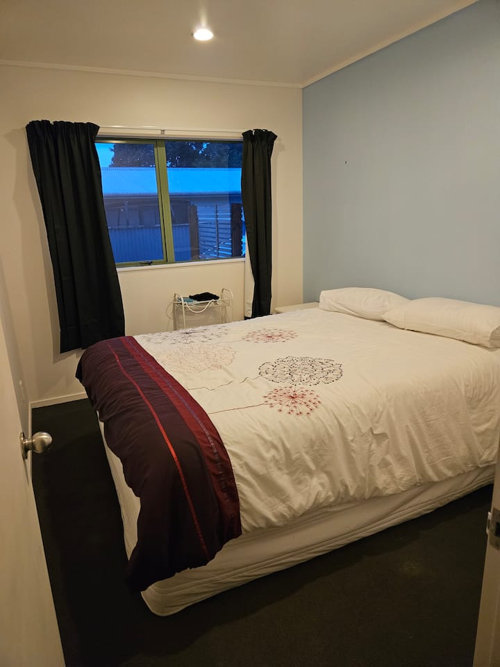Queen Bed
Up To 2 People - Pukekohe Hill