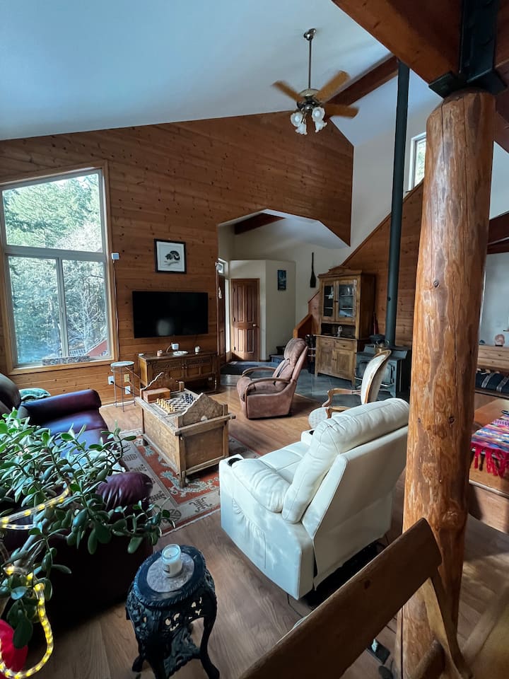 Forest Retreat En-suite Bedroom. - Corvallis, OR
