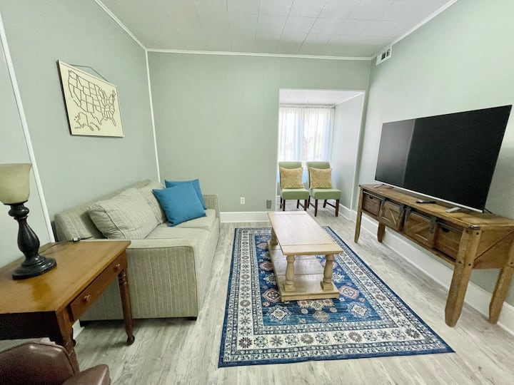 Downtown Modern 2br/2ba Retreat W/ Free Parkings - Indianapolis, IN