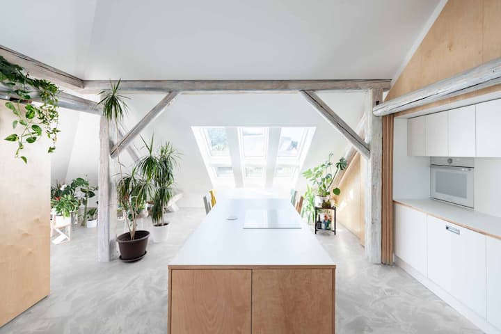 Sheila’s Loft: Terrace & Sauna, Long-term Deals - Liubliana
