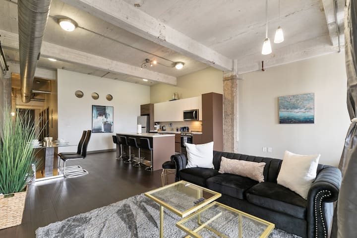 Downtown 2br Loft • Pool, Breakfast & Valet - Deep Ellum - Dallas