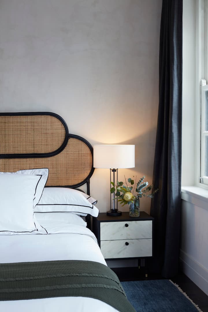 The Strand Hotel - De Luxe - Surry Hills