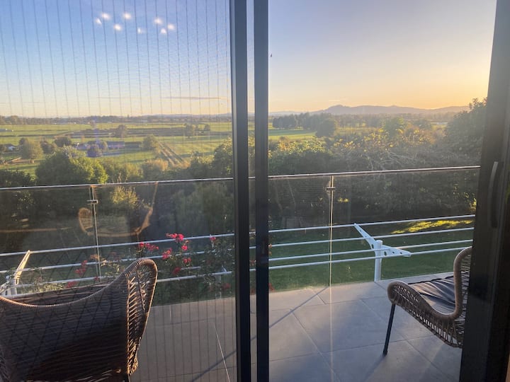 Tamahere House On Hill
Available For Fieldays - Cambridge