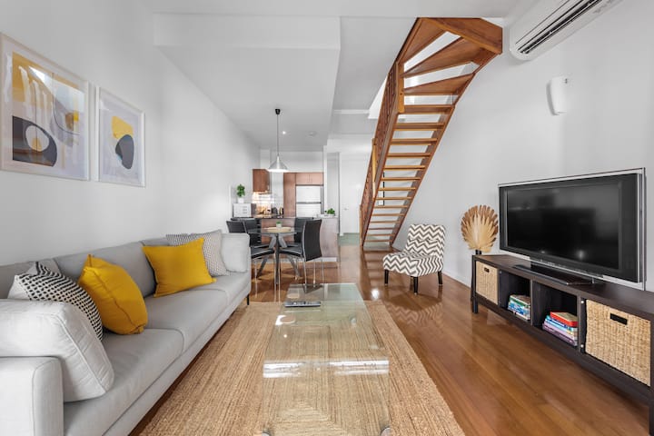 Hipster Loft! ~  1bed/study/1bath/balconies/1car - Brisbane
