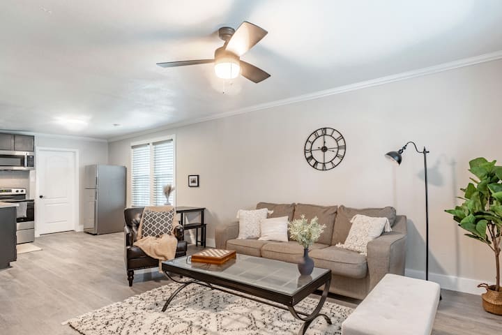 Secluded Historic Carriage House! - Denton, TX