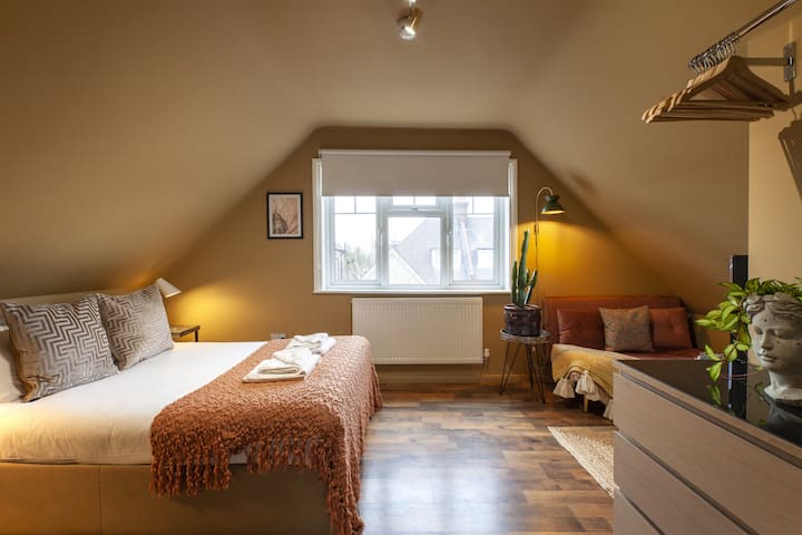 Bold, Beautiful Pastel Coloured Studio In London - London