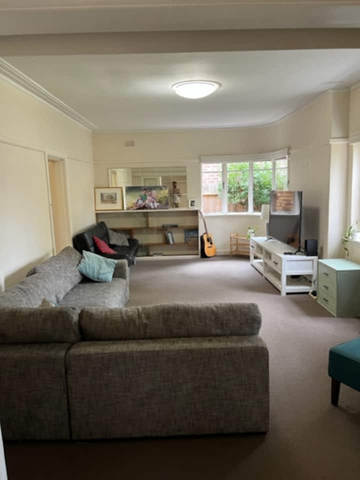 Cheerful And Centrally Located - Box Hill