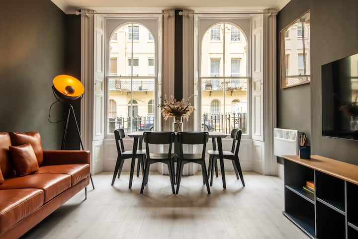 Brighton Noir: Chic 2-bedroom, 30 Seconds To Sea - Brighton and Hove