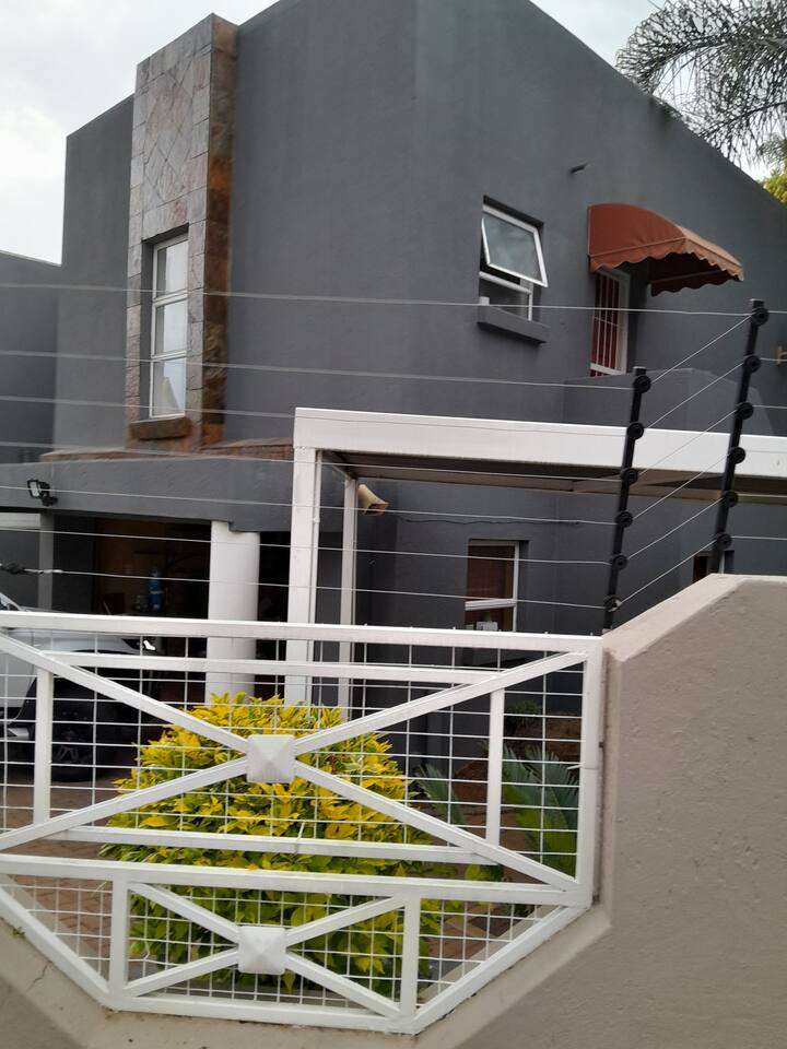 Lelapa La Baphogole, Self Catering 3 Bedroom Home - Pretoria