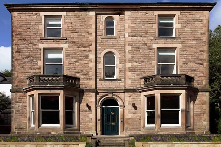 Portland House Big 5* Holiday Home - Free Parking - Matlock