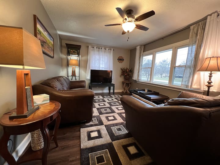 The Johnston House - Weekly & Monthly Discounts - Saylorville Lake, IA