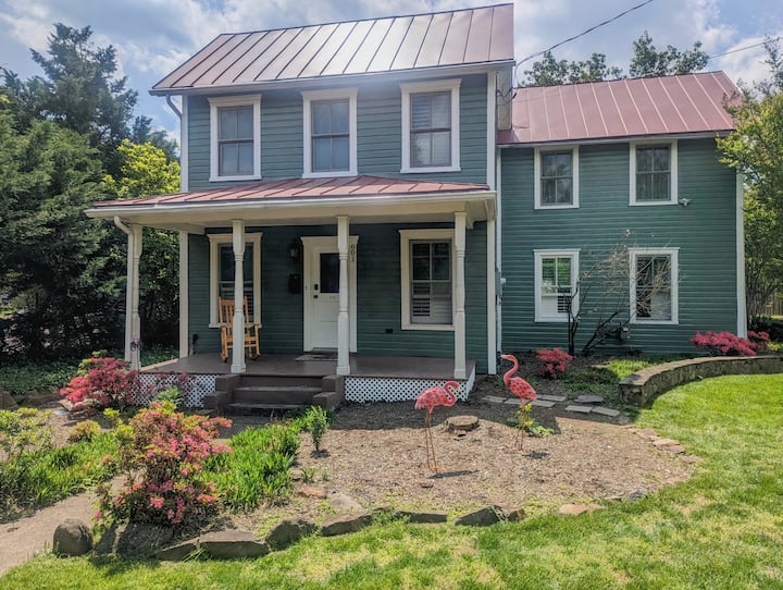 Historic Herndon Farmhouse + Cottage - Reston, VA