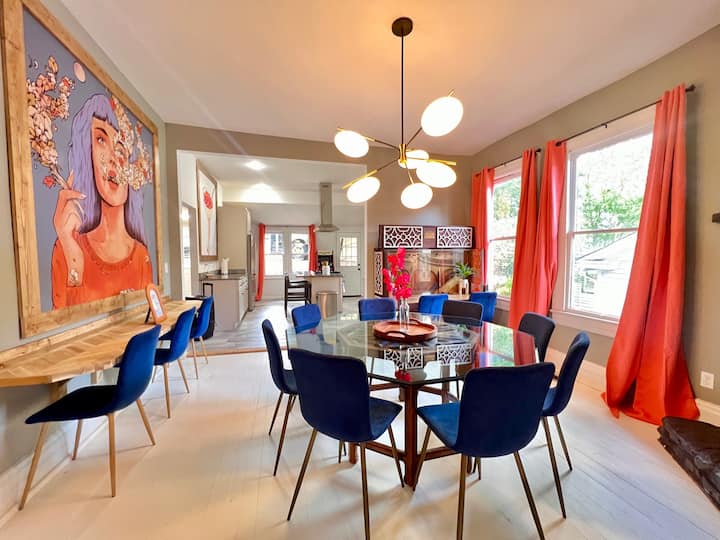 The Hotel Avondale: 7 Br/4 Ba + Skoolie Tiny Home - Birmingham, AL