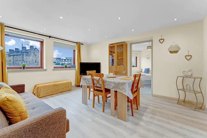 Central Spacious 3 Bedroom Flat & Free Parking - Edimburgo