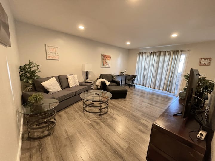 Pet Friendly, Cozy Condo Near Disney And Chapman U - Orange, CA