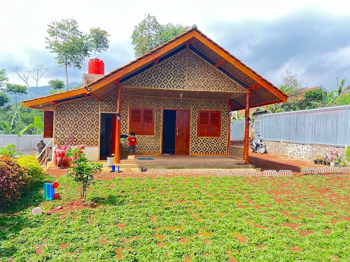 Popuri Villa,
Villa Bilik Cantik Area Gunung - Sumedang