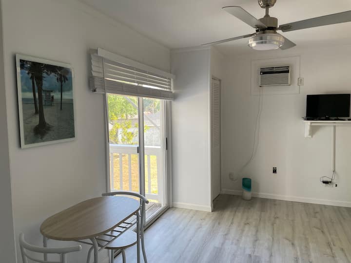 Studio In Tarpon Springs - Tarpon Springs, FL
