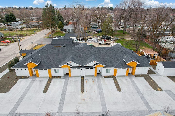 Spacious Boise Retreat 10bdrm/8bath W/ Hot Tub - Boise, ID