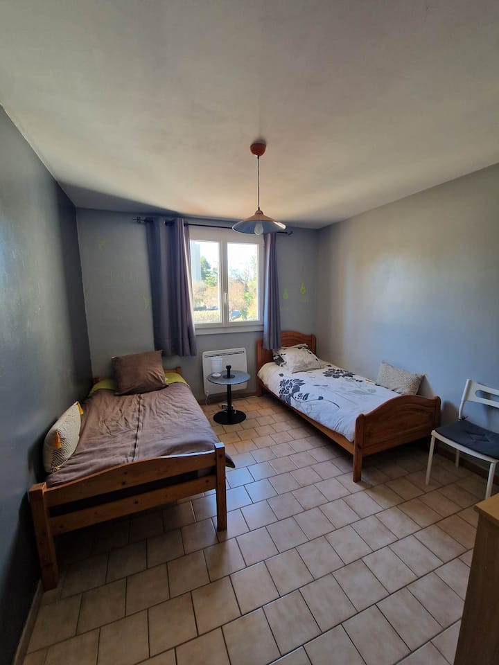 Chambre Dans Maison Spacieuse - Thuir