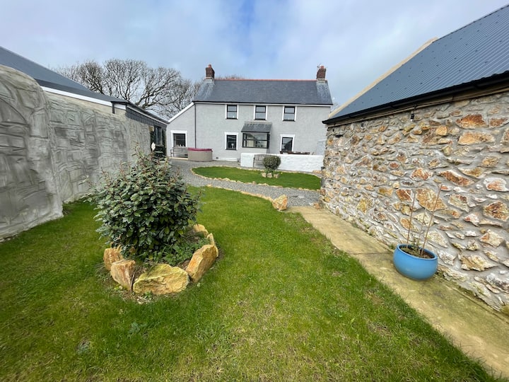 Stunning Welsh Farmhouse With Hot Tub And Snug - Pembrokeshire