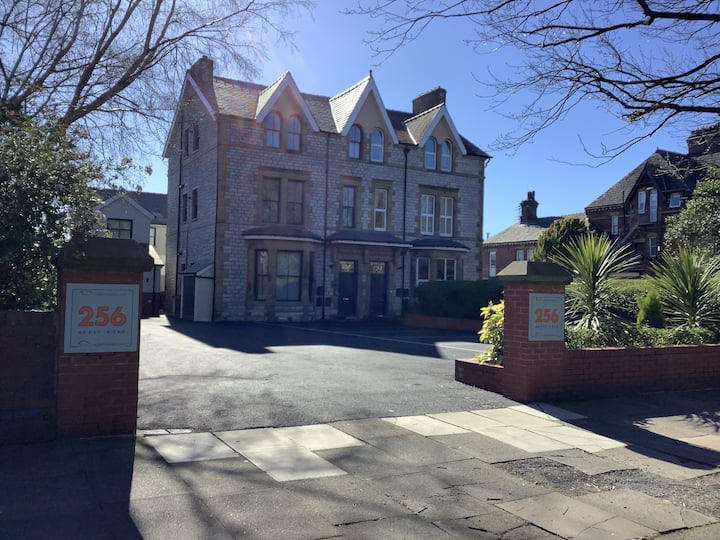 *New* Rock House 2 Bedroom Serviced Apartment 1 - Barrow-in-Furness