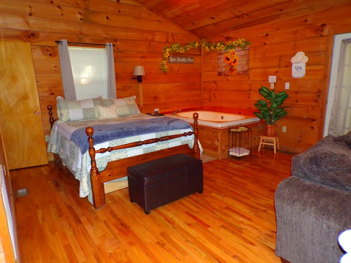 Very Romantic Cabin Near Cades Cove! Hot Tub! - Townsend, TN