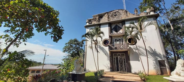 Castillo Conde Near The Beach - Costa Rica