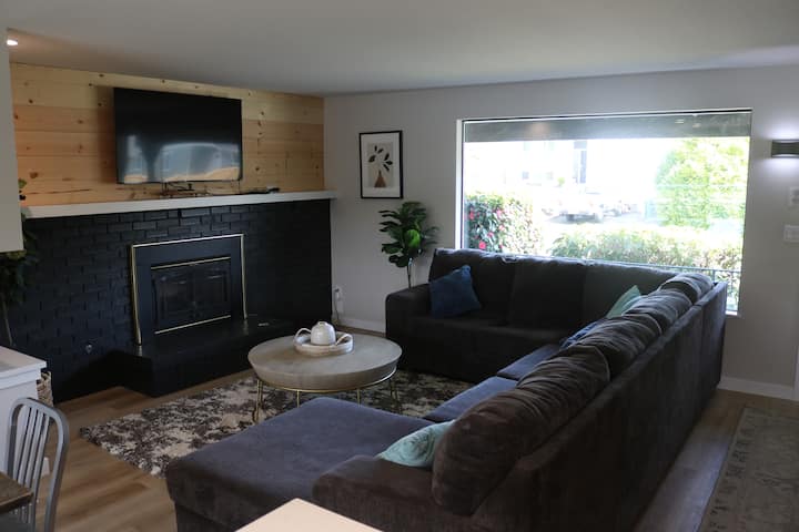 Amazing Location With Outdoor Pool 5bedroom 2bath - Tacoma, WA