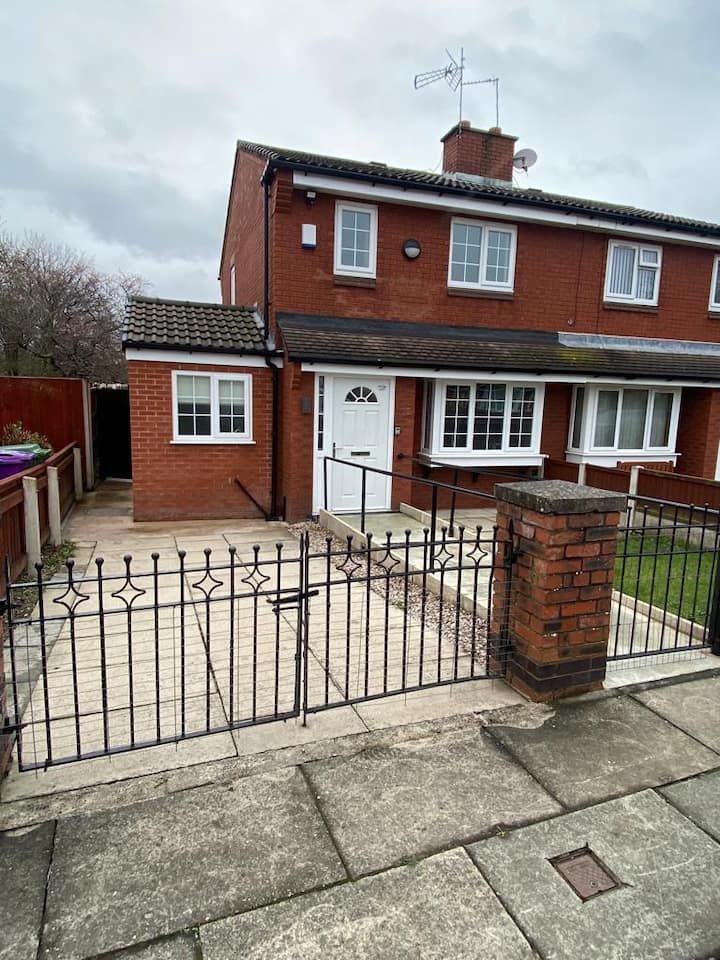 2 Bed House Sleeps 4-5 - Wirral