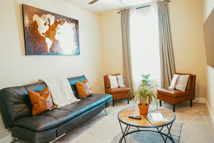 Charming Earthy Suite Near Sequoia National Park - Visalia, CA